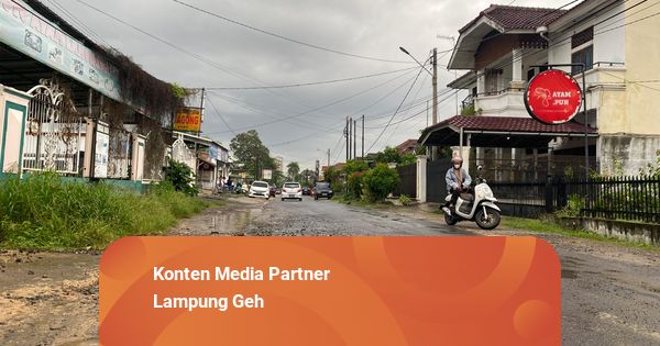 Pemkot Alokasikan Rp50 Miliar untuk Perbaikan Jalan Lingkungan di Bandar Lampung | kumparan.com